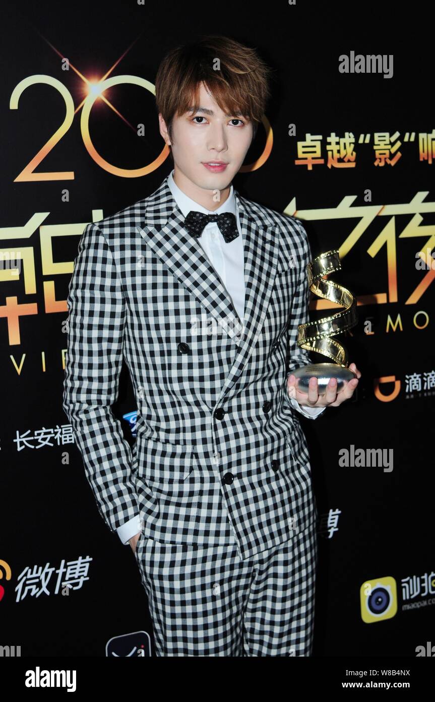 Chinese actor Chen Xuedong poses with his trophy at the Weibo Movie ...