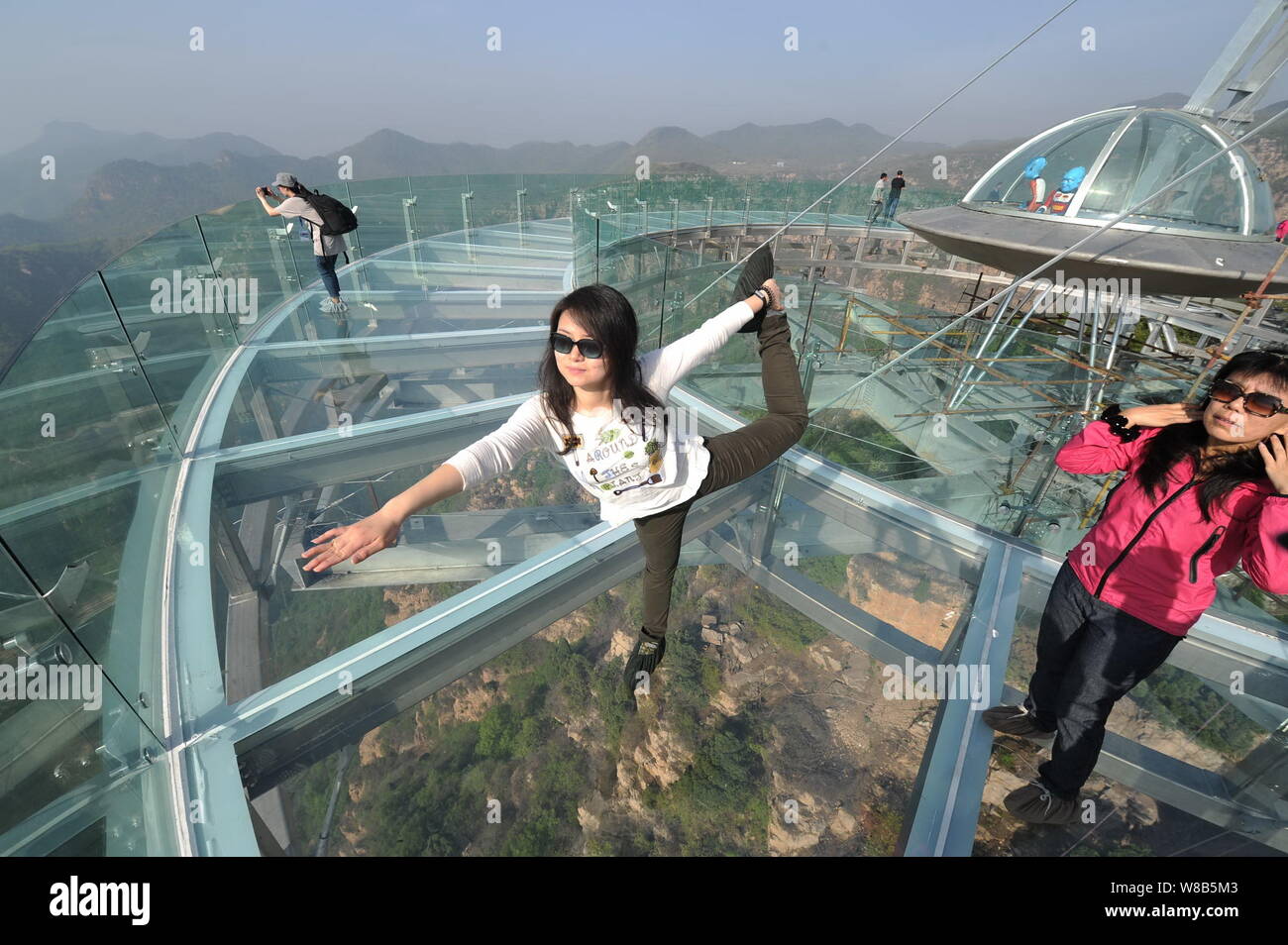 Tourists visit the glass sightseeing platform in the Shilinxia scenic ...