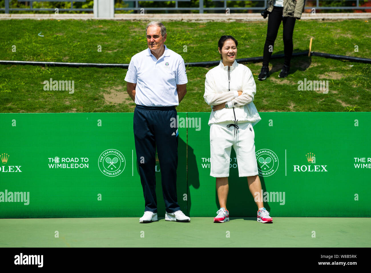 Retired Chinese tennis player Li Na, right, watches young tennis ...