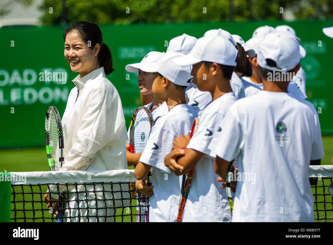 Retired Chinese tennis player Li Na, left, poses with young tennis ...