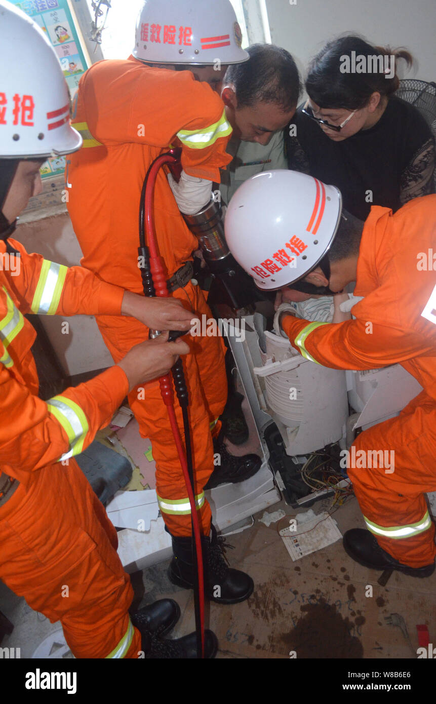 Chinese firefighters are dismantling the washing machine to rescue the ...