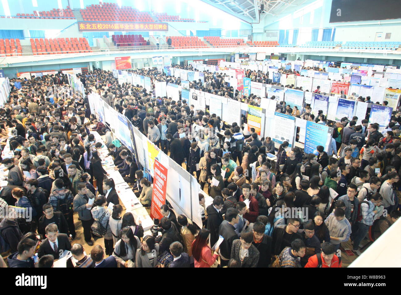 --FILE--Chinese graduates crowd a job fair at Harbin Institute of ...