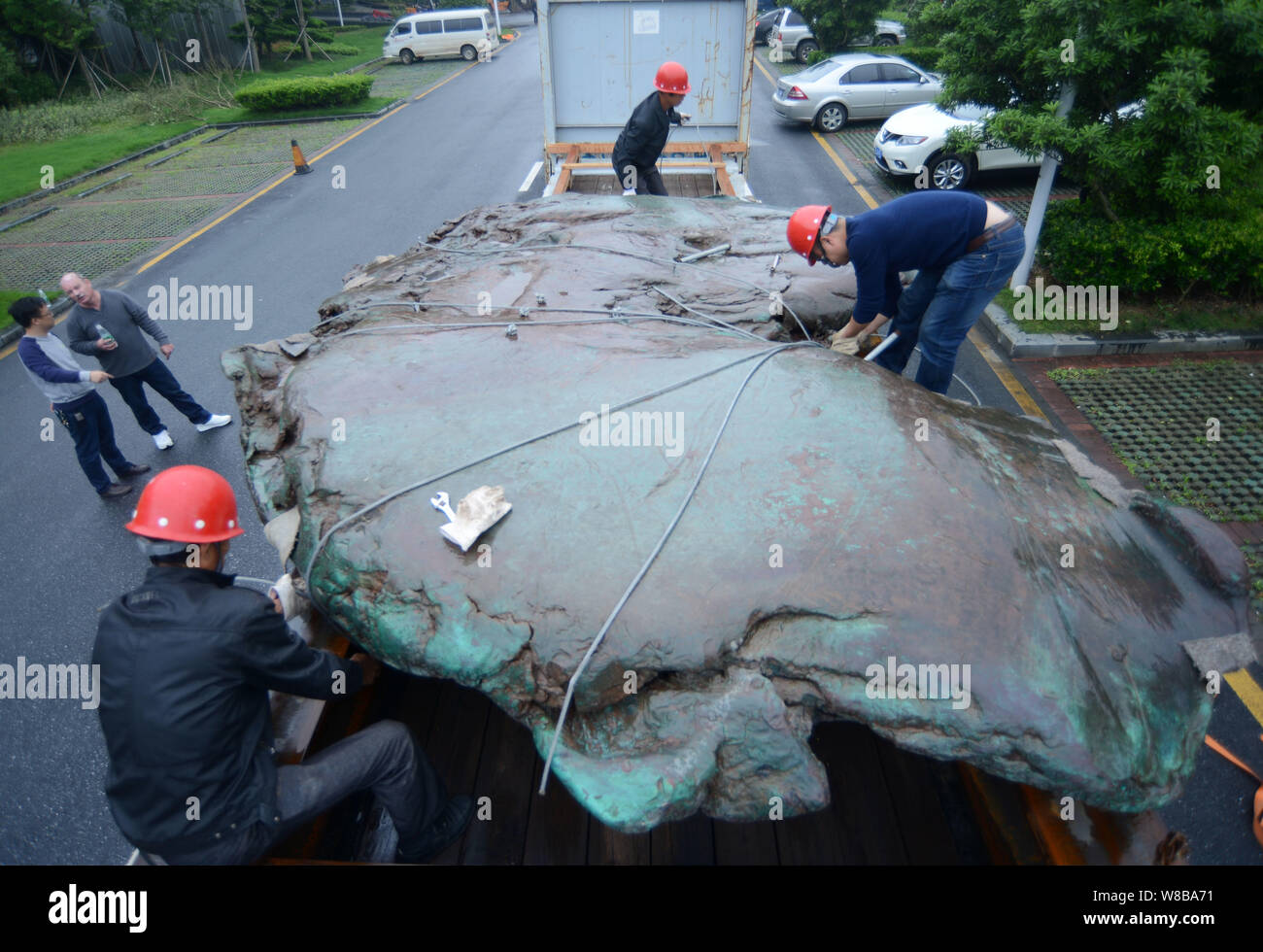 Chinese workers remove tightwire from the world's largest piece of ...