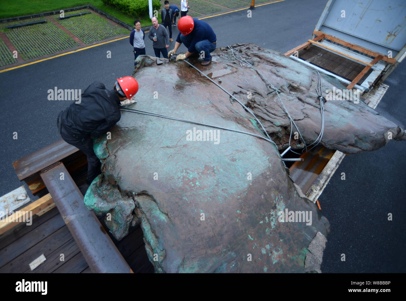 Chinese workers remove tightwire from the world's largest piece of ...