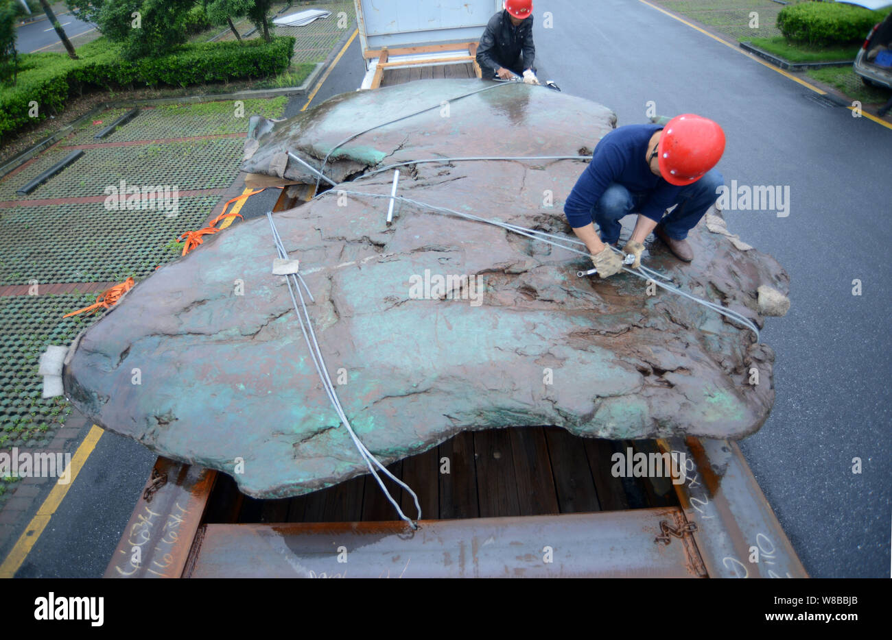 Tightwire hi-res stock photography and images - Alamy