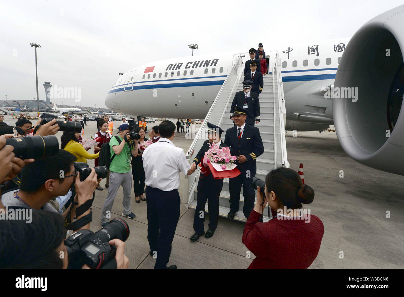 Air crew members deplane from Air China's first Boeing 787-9 Dreamliner ...