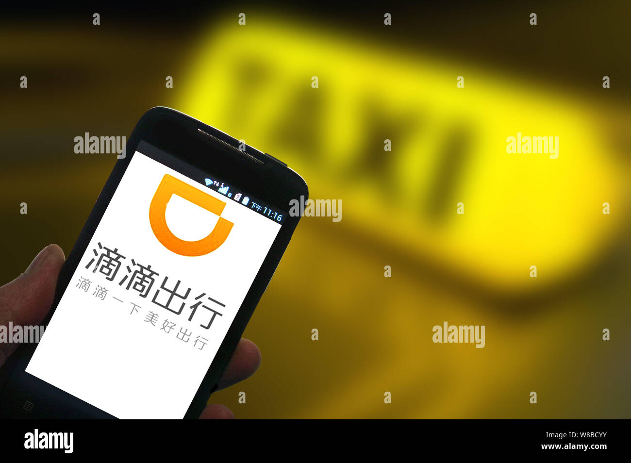 --FILE--A Chinese mobile phone user uses the taxi-hailing and car ...
