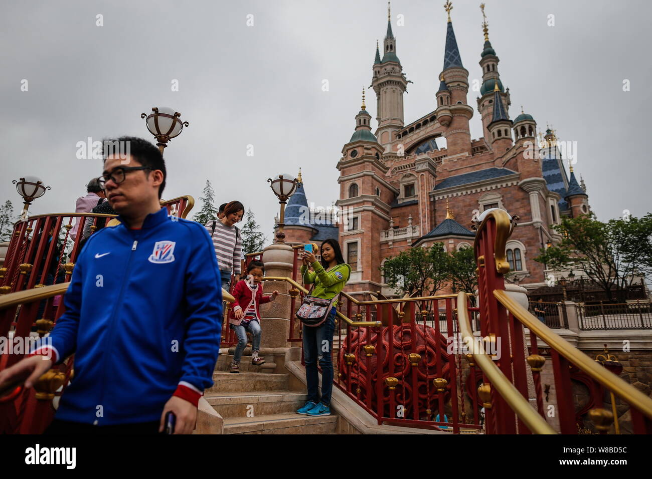 Disneyland castle pose hi-res stock photography and images - Alamy