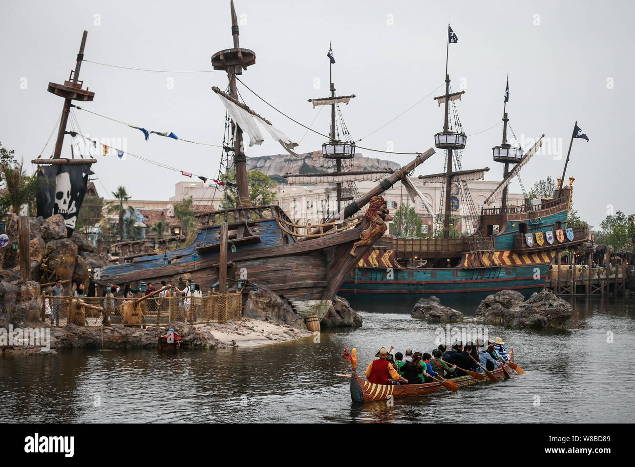 Chinese pirate boat hi-res stock photography and images - Alamy