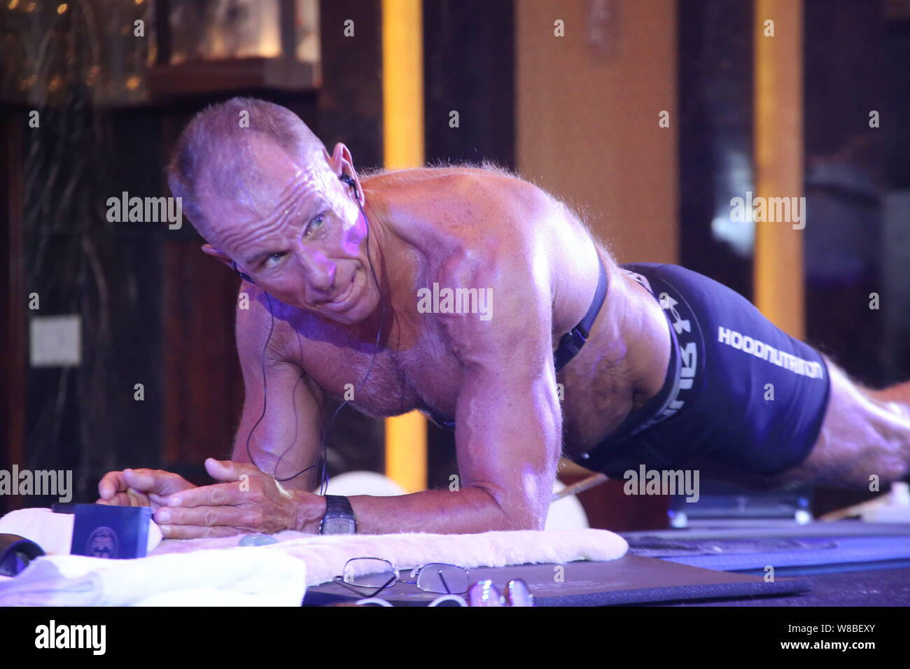 George hood plank hi-res stock photography and images - Alamy