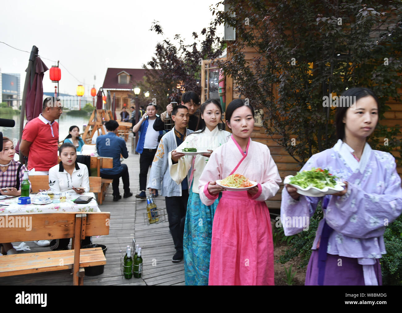 Chinese waiter hi-res stock photography and images - Alamy
