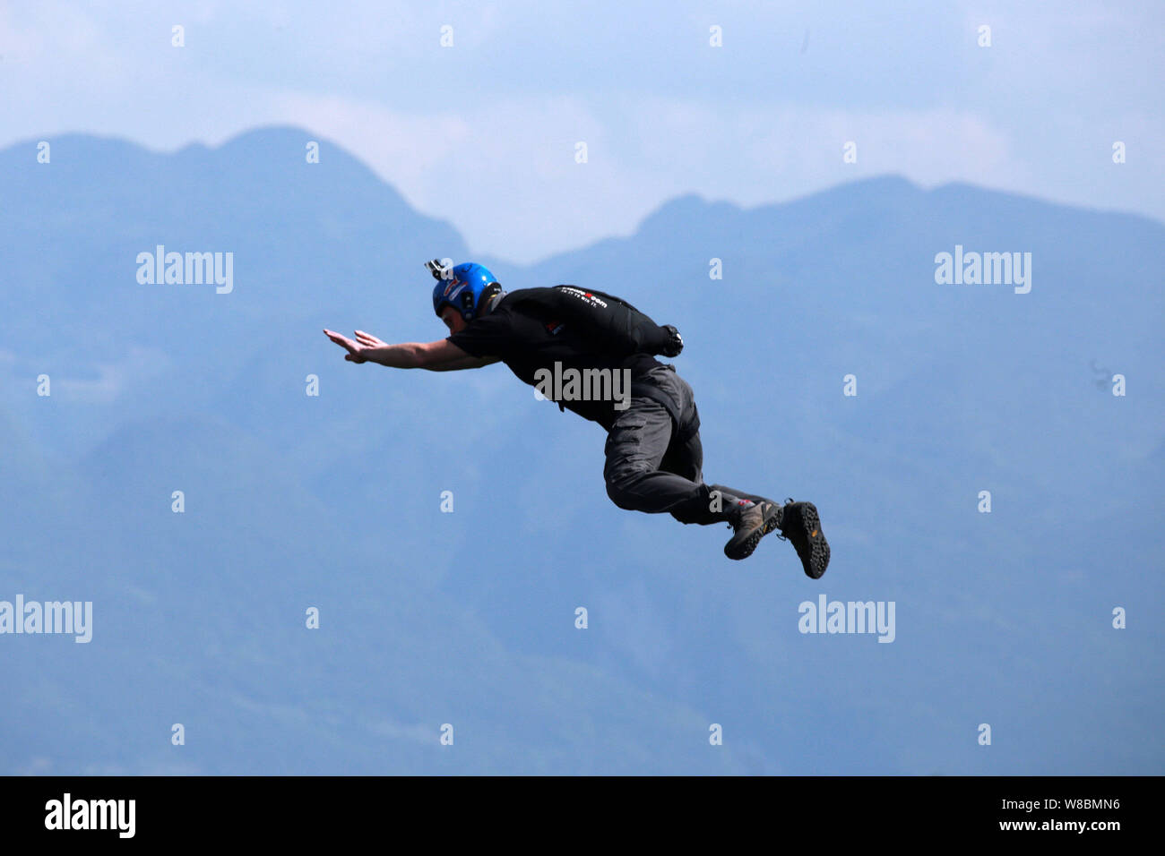 Cliff jump parachute hi-res stock photography and images - Alamy