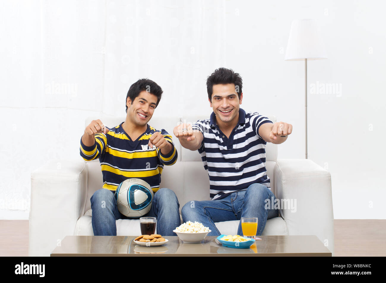 Two friends watching tv Stock Photo - Alamy