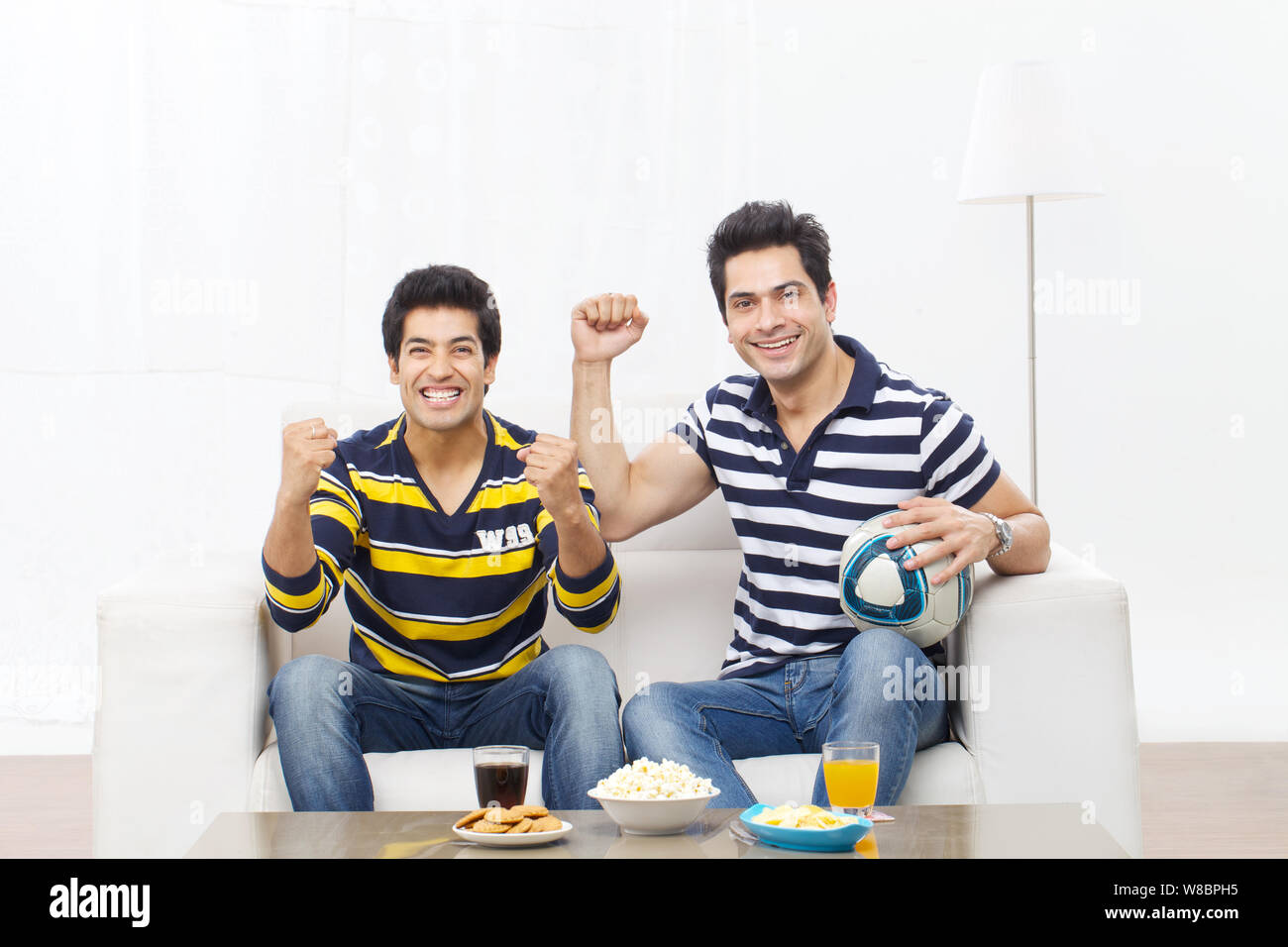 Two friends watching tv Stock Photo - Alamy