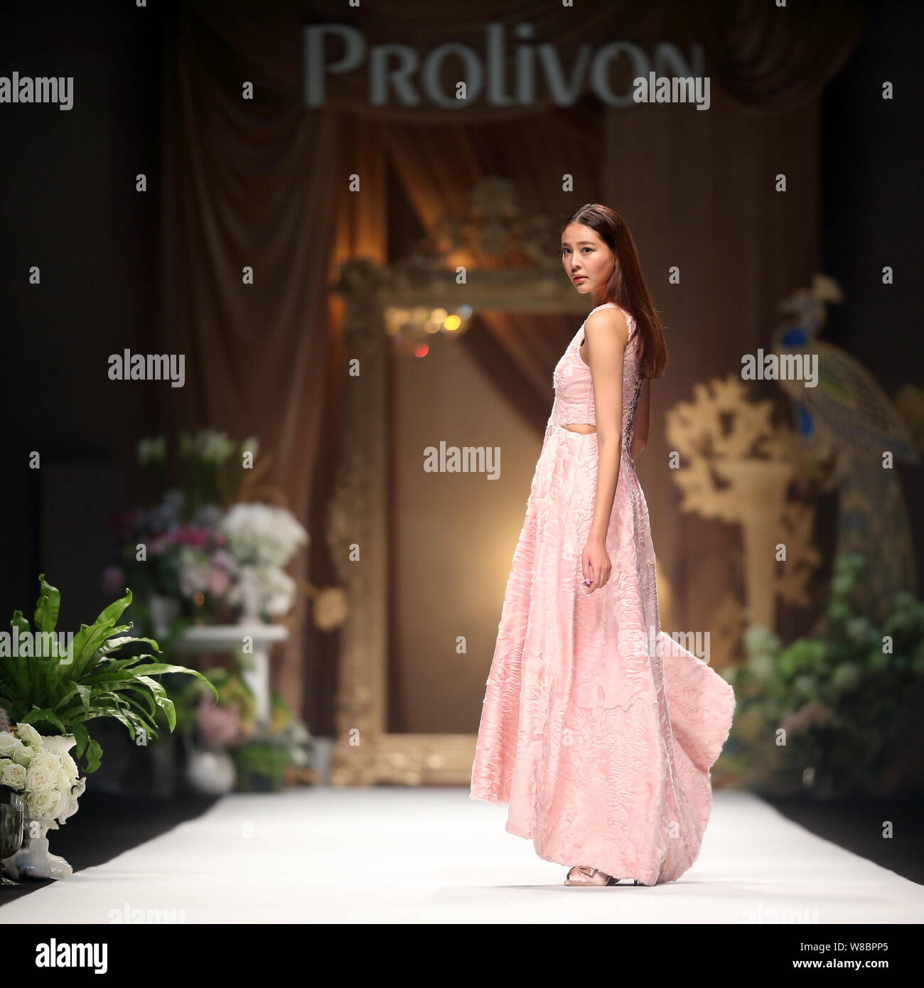 Luo zilin hi-res stock photography and images - Alamy