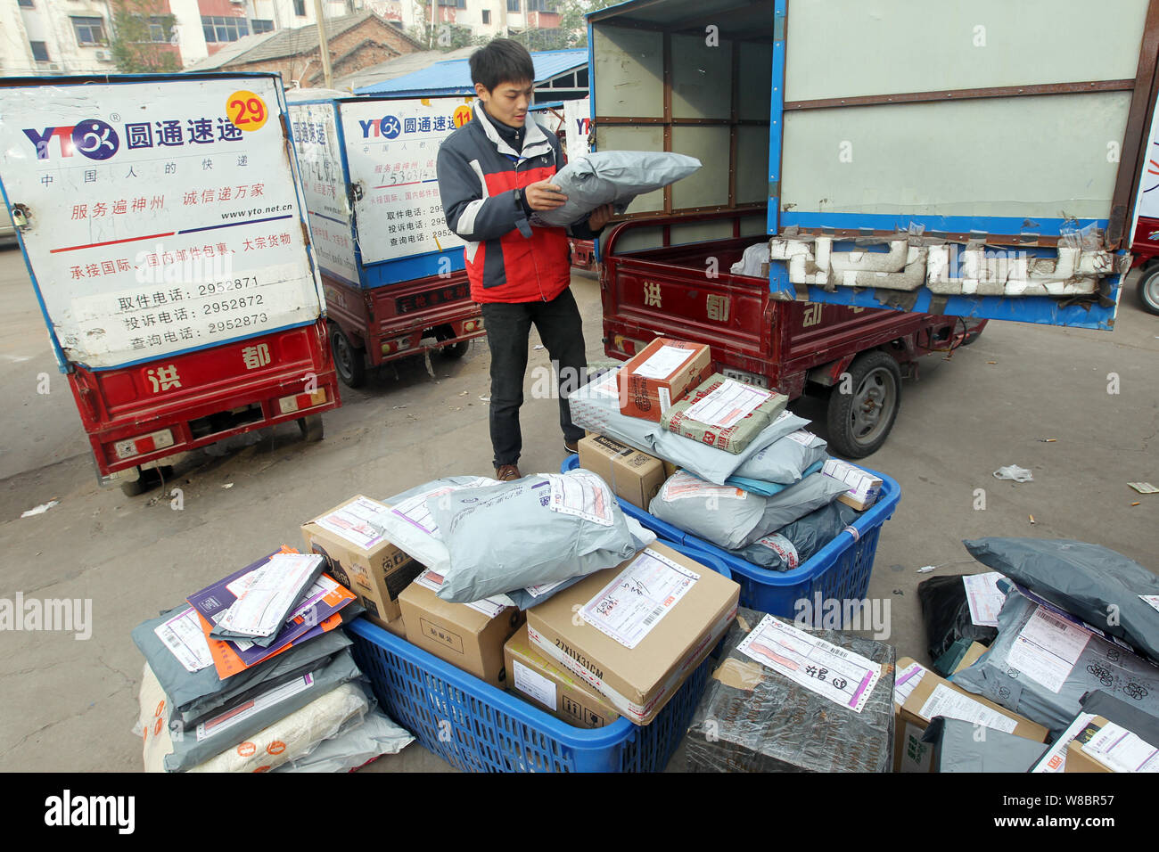 Yto express hi-res stock photography and images - Alamy