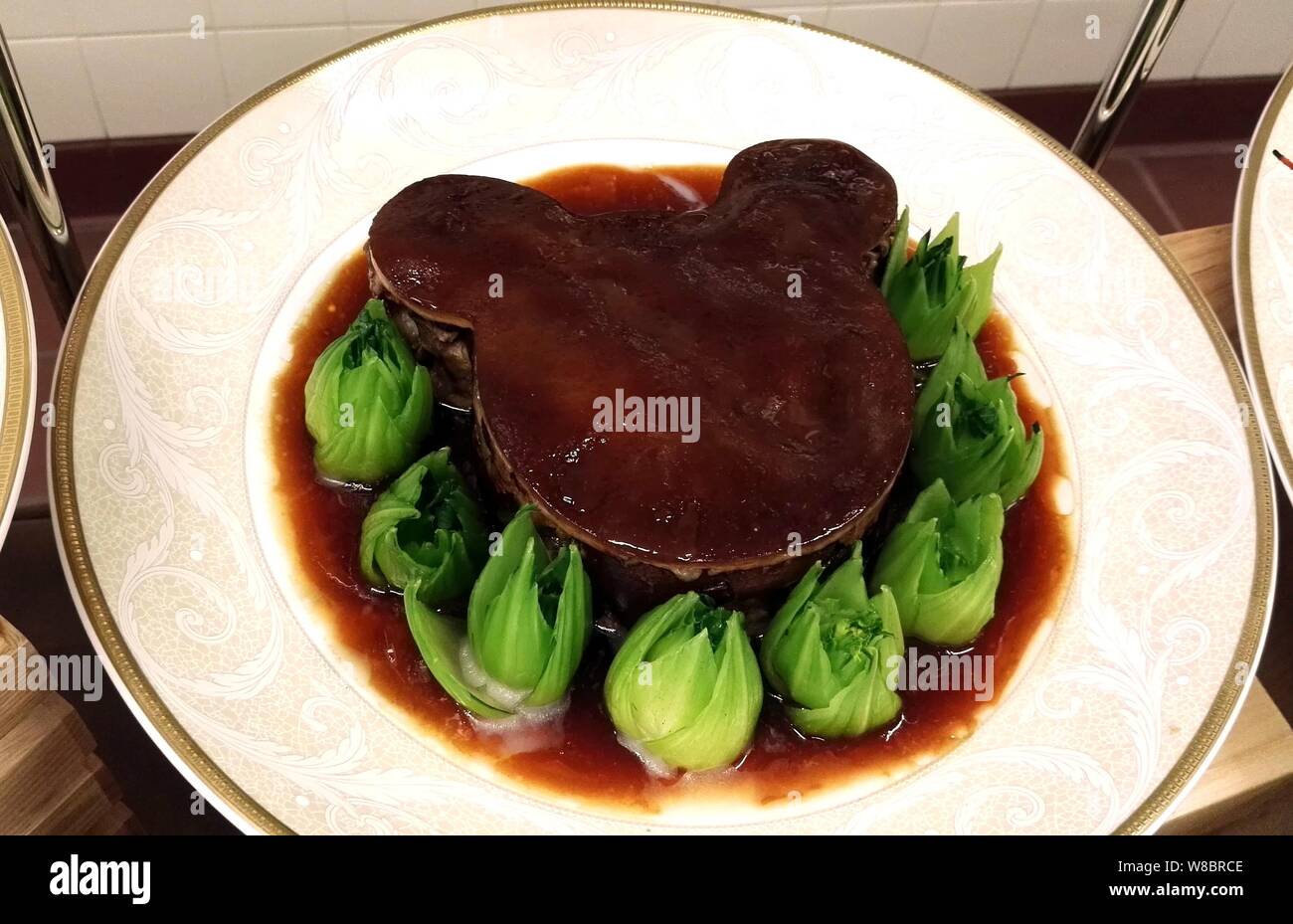 Pig knuckle hi-res stock photography and images - Alamy