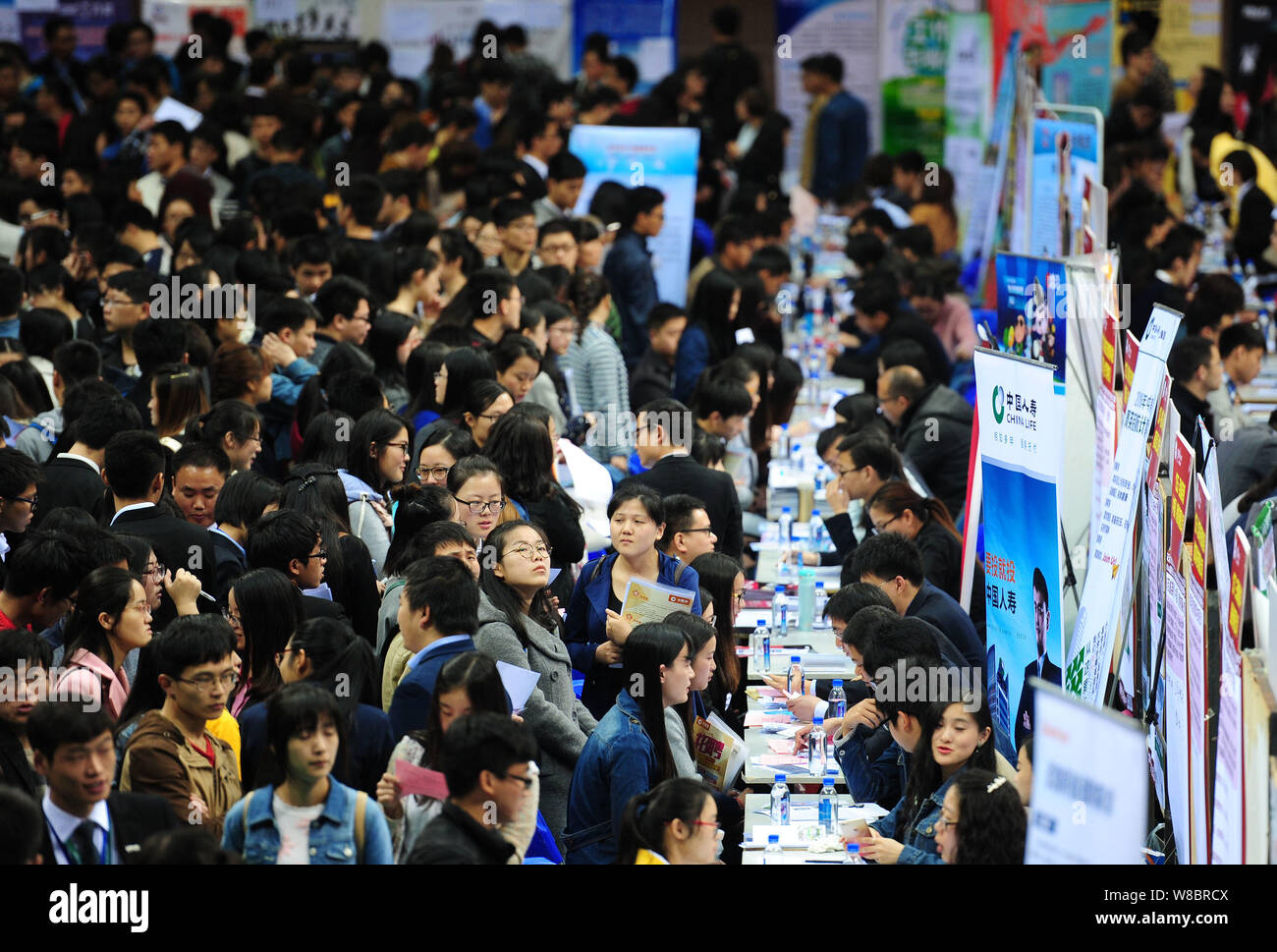 Chinese students crowd booths of recruiters to seek for employments ...