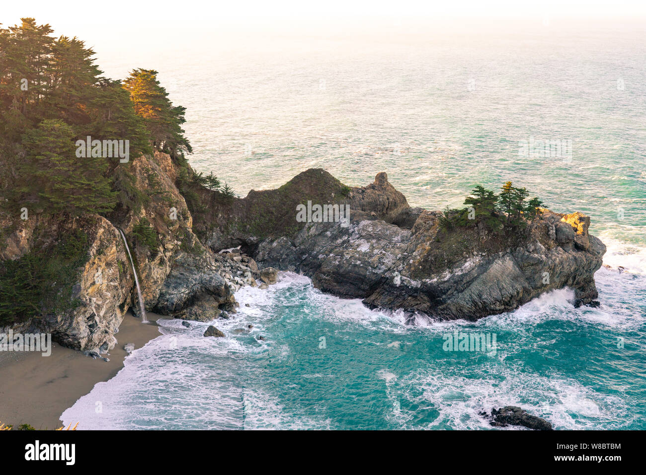 Big sur mcway falls california hi-res stock photography and images - Alamy