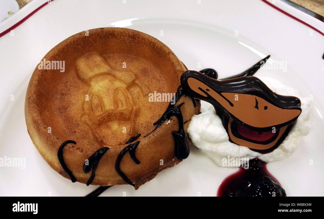 Donald duck disneyland hi-res stock photography and images - Alamy