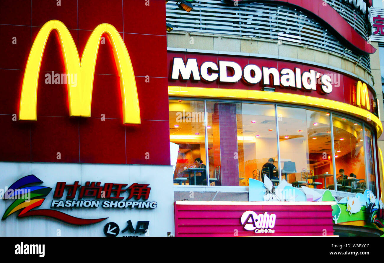 --FILE--Chinese customers eat food at a fastfood restaurant of McDonald ...