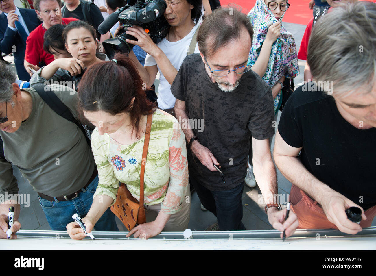 Foreign cartoonists draw pictures showing their impressions of Beijing ...