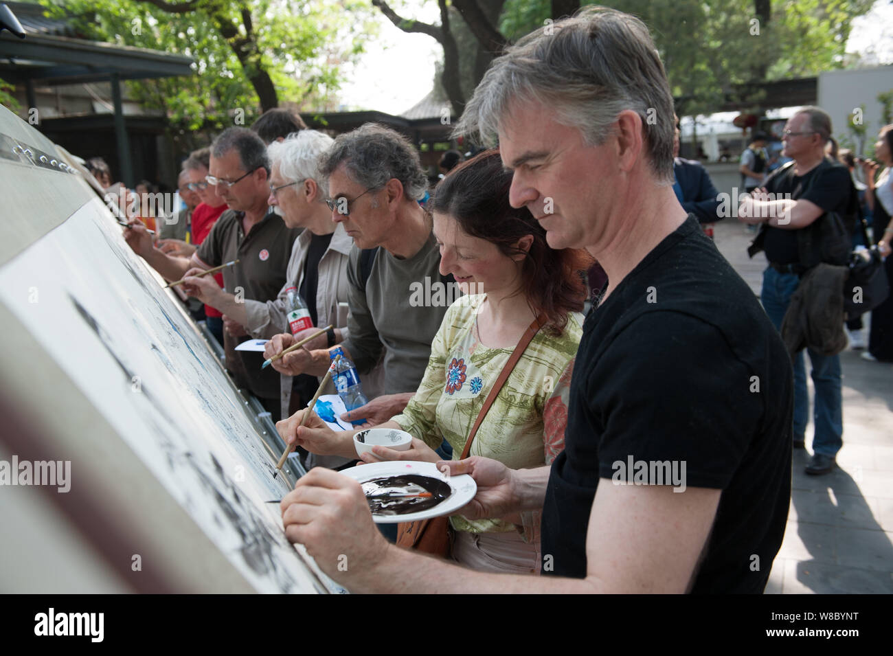 Foreign cartoonists draw pictures showing their impressions of Beijing ...