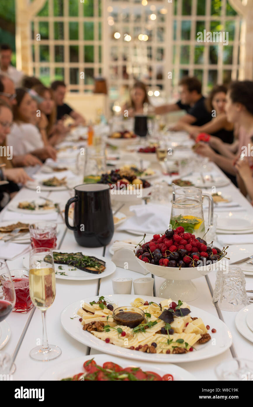 Guests dining table hi-res stock photography and images - Alamy