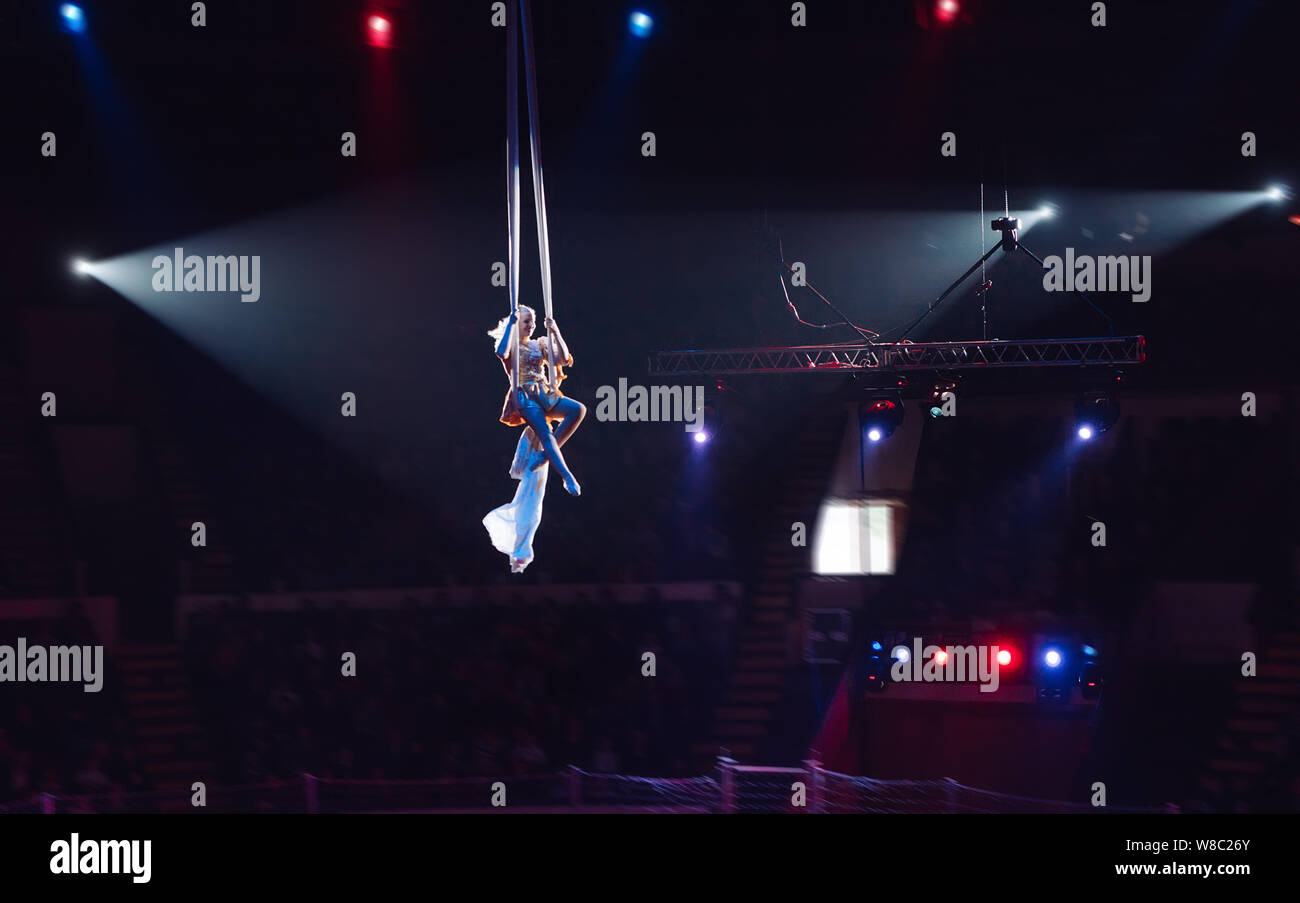 Acrobatics in circus hi-res stock photography and images - Alamy