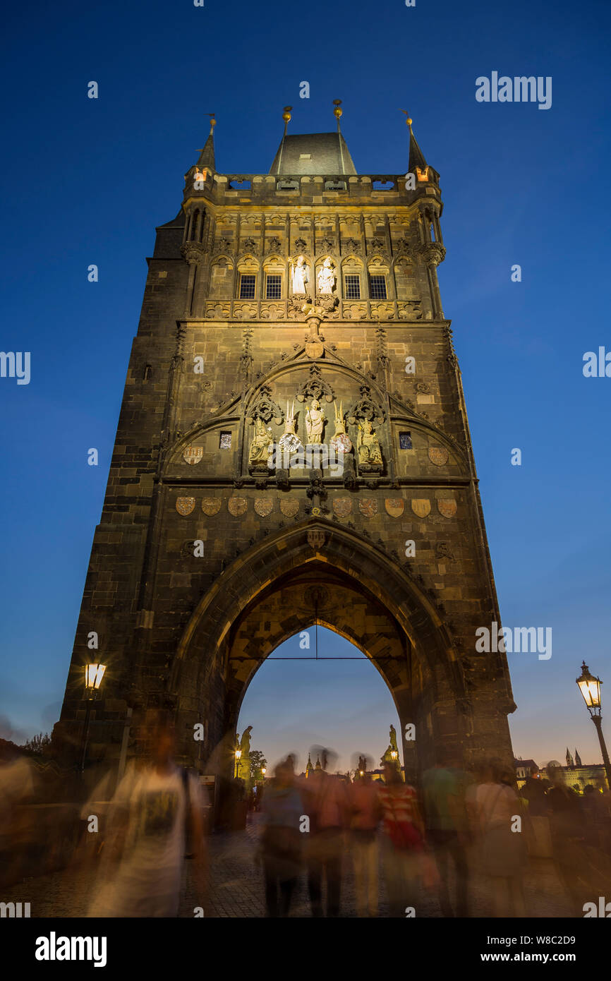 Lit tower bridge hi-res stock photography and images - Alamy