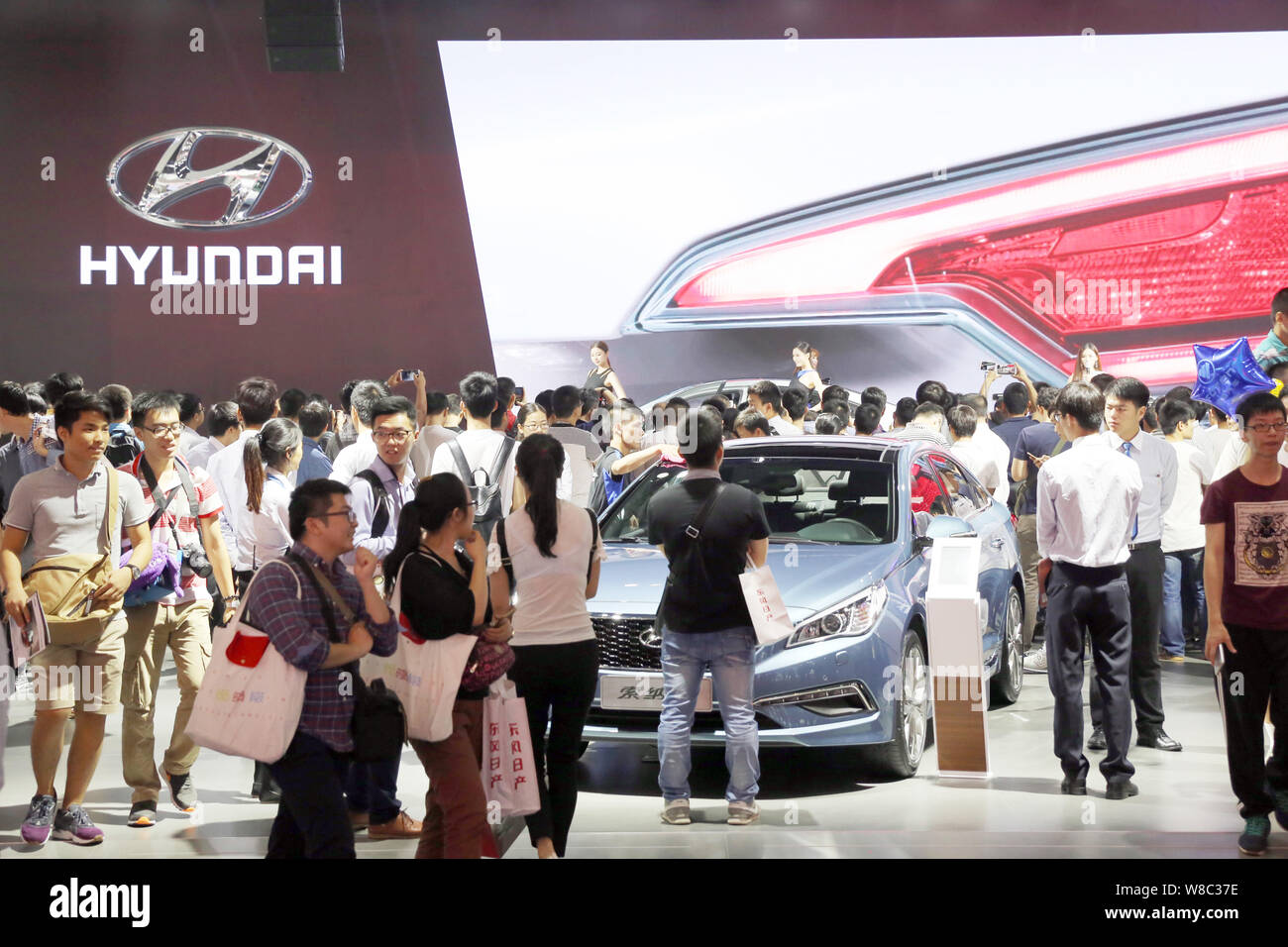 Crowd with their cars hi-res stock photography and images - Alamy