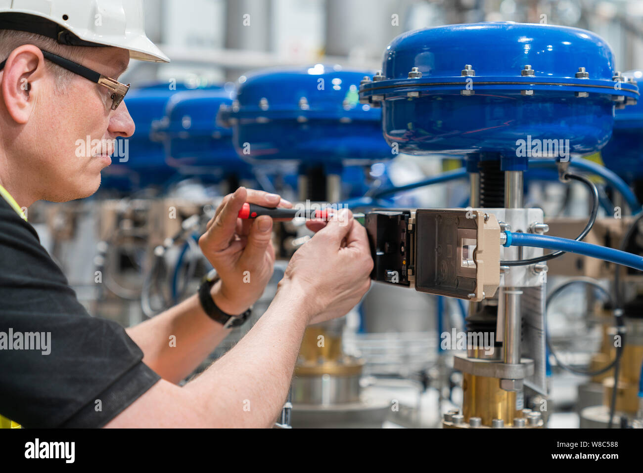 Valve inspection hi-res stock photography and images - Alamy