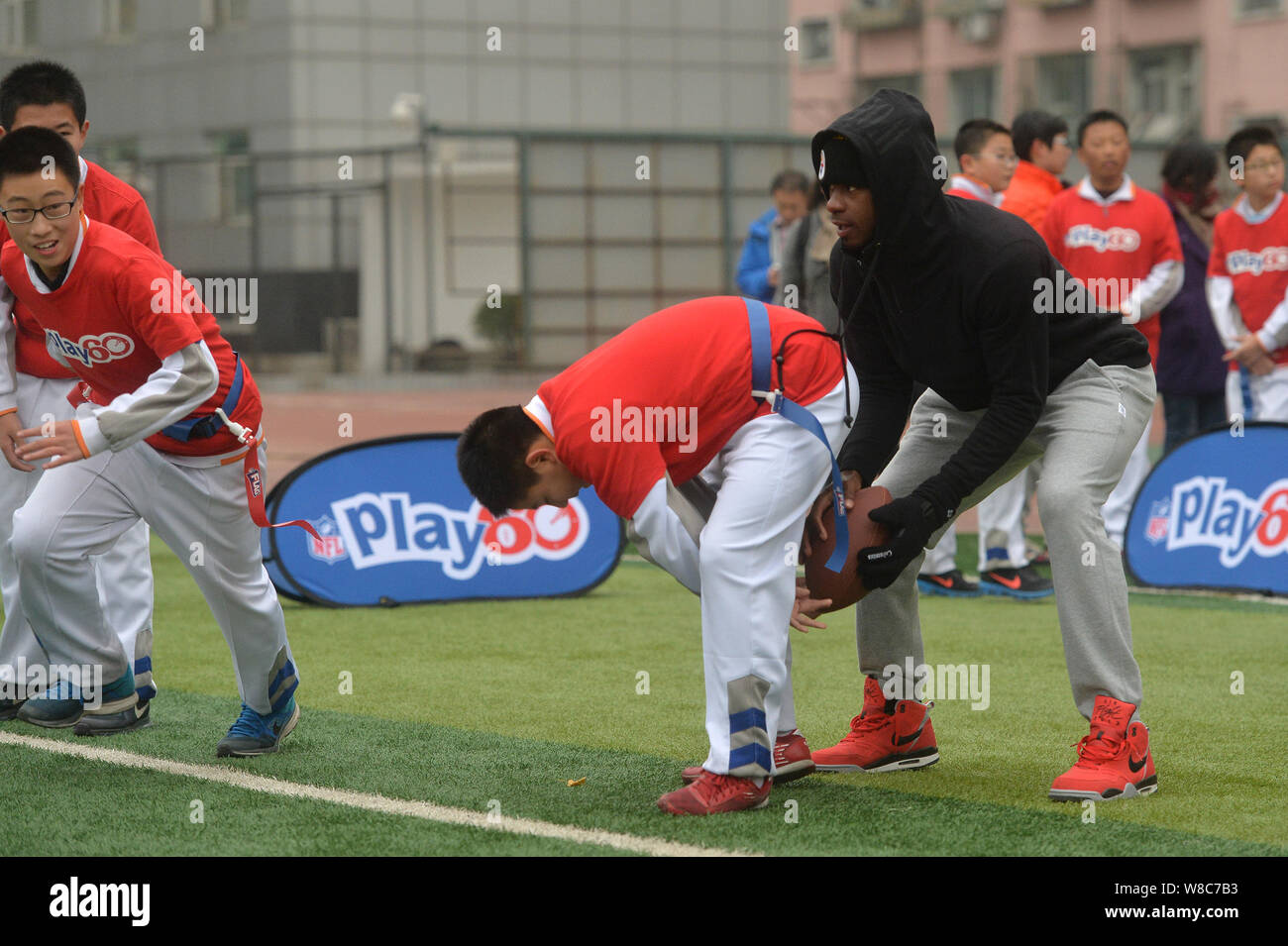 American NFL star Ike Taylor, right, teaches young Chinese students ...