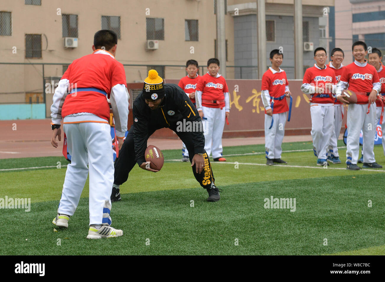 American NFL star Ryan Clark, second left, teaches young Chinese ...
