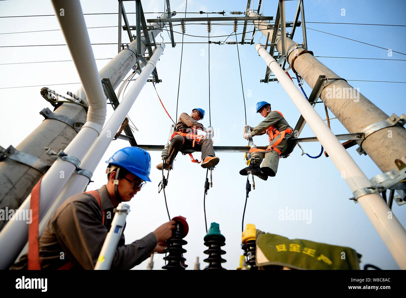 --FILE--Chinese electricians update electric devices of local power ...