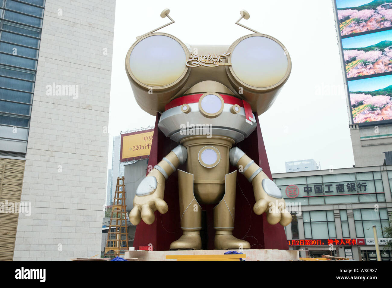 Alien model hi-res stock photography and images - Alamy