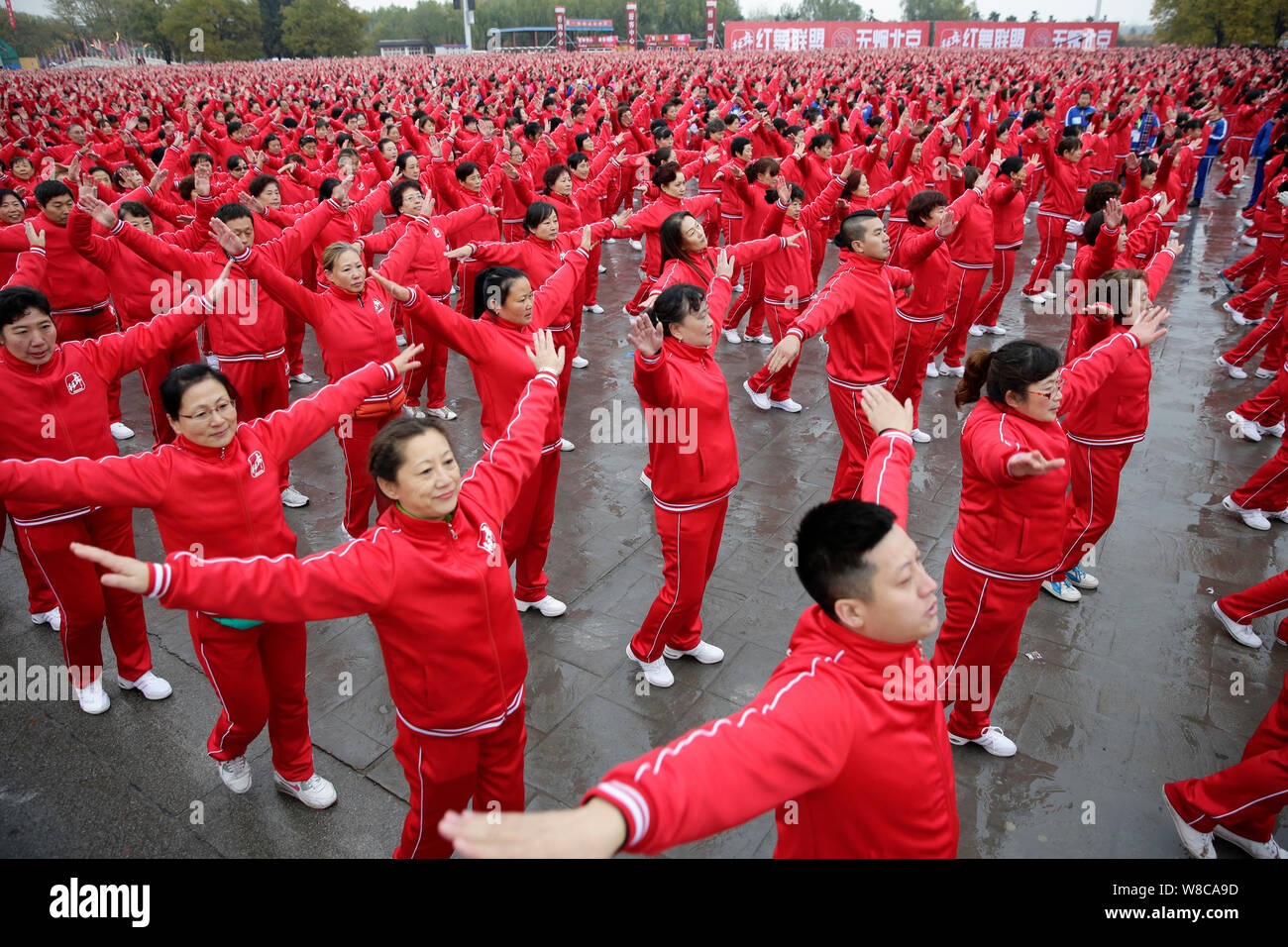 Line dance hi-res stock photography and images - Alamy
