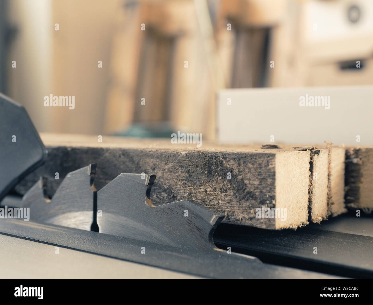 Spinning blade table saw hi-res stock photography and images - Alamy