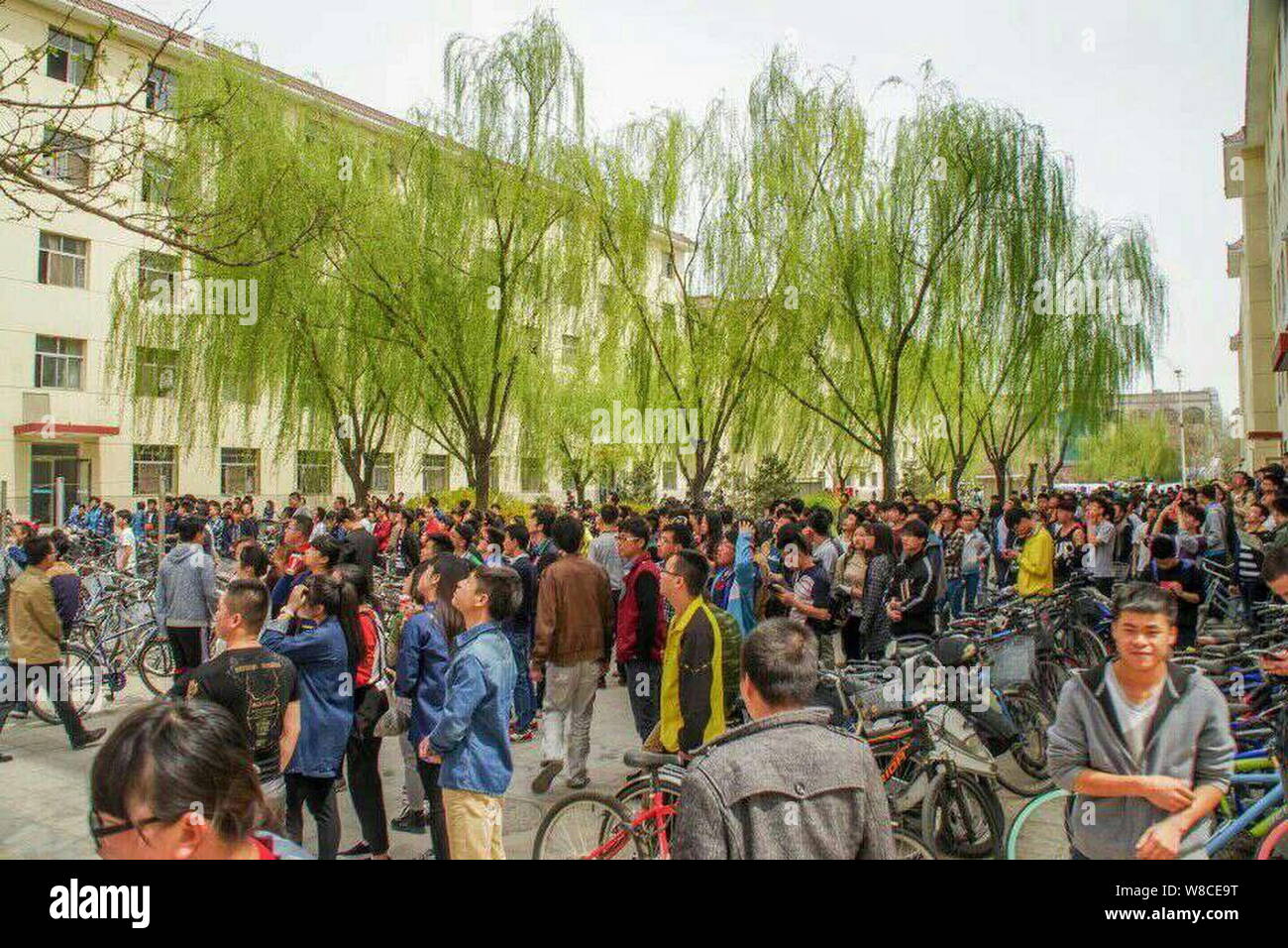 Crowds of students hi-res stock photography and images - Alamy