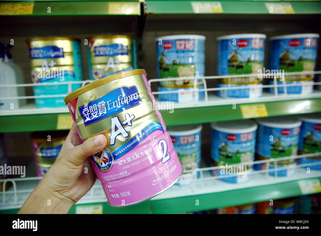 --FILE--A customer shops for Enfapro infant formula of Mead Johnson at ...