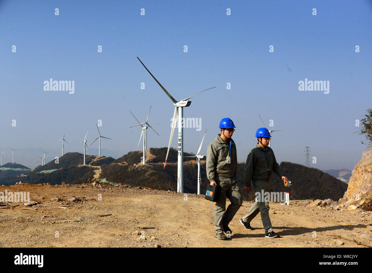China solar farm workers hi-res stock photography and images - Alamy