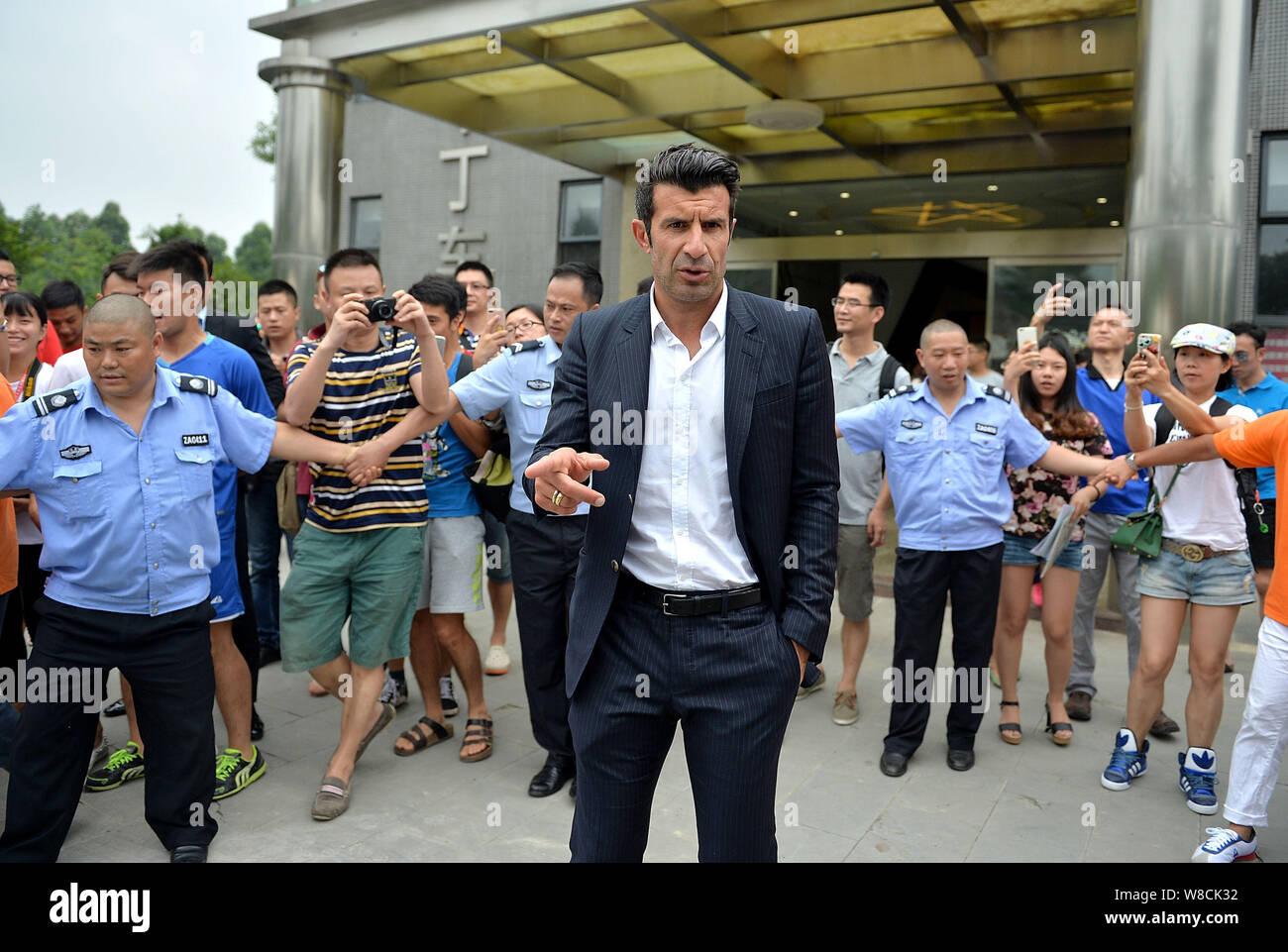 Portuguese football star Luis Figo, center, arrives at the signing ...