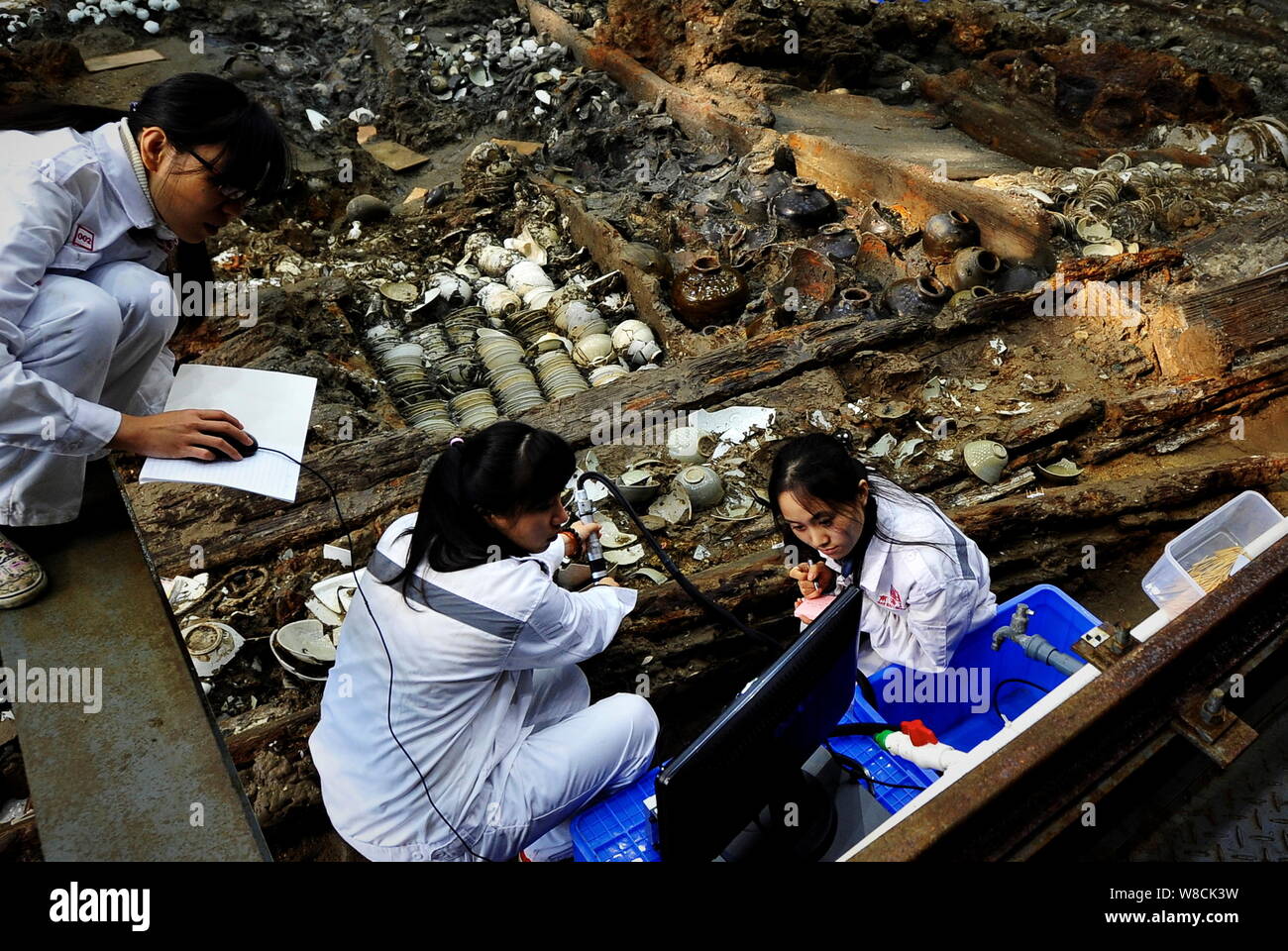 Archeologists survey the relics excavated from the wrecked ship "Nanhai ...