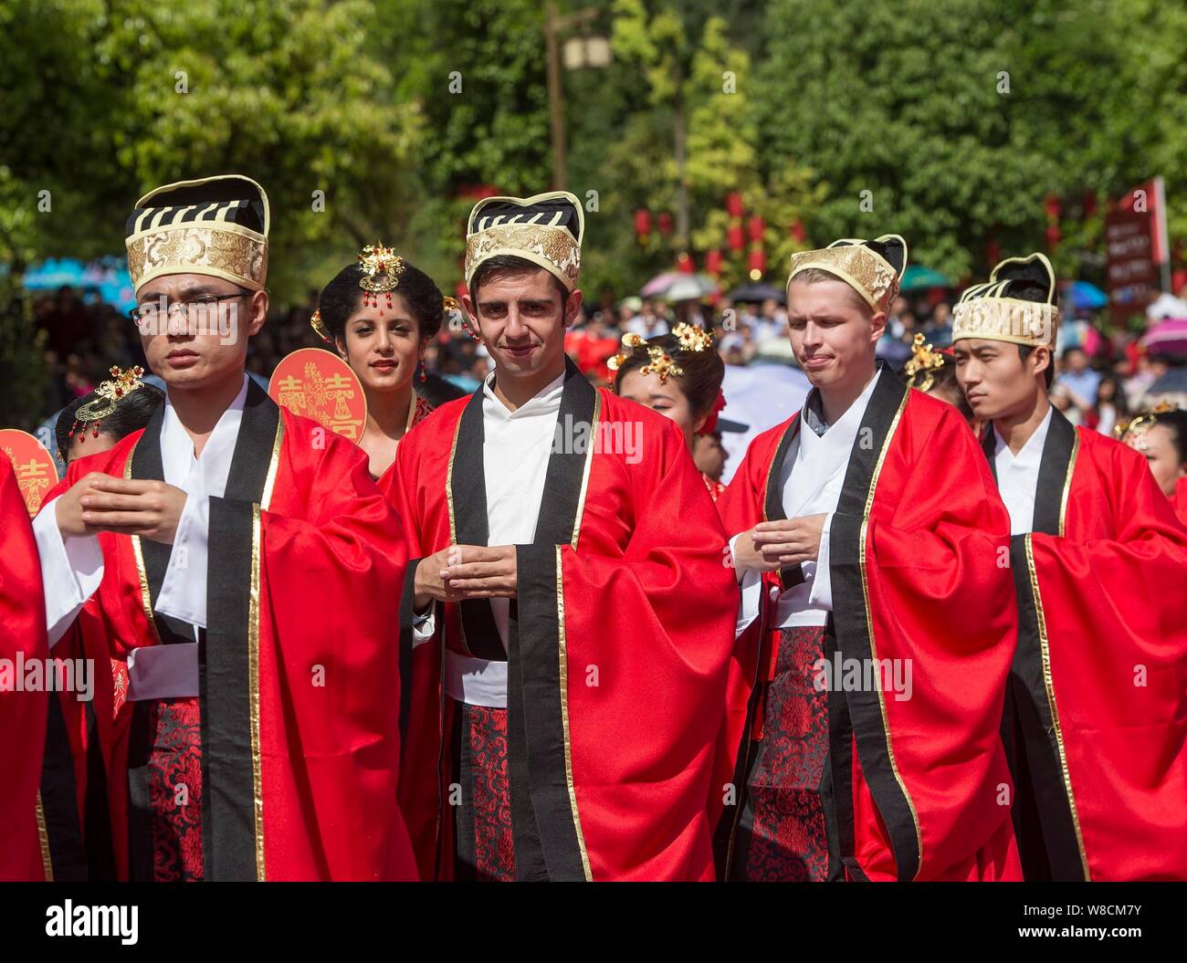 Couples of Chinese and foreign newlyweds dressed in Chinese Han ...