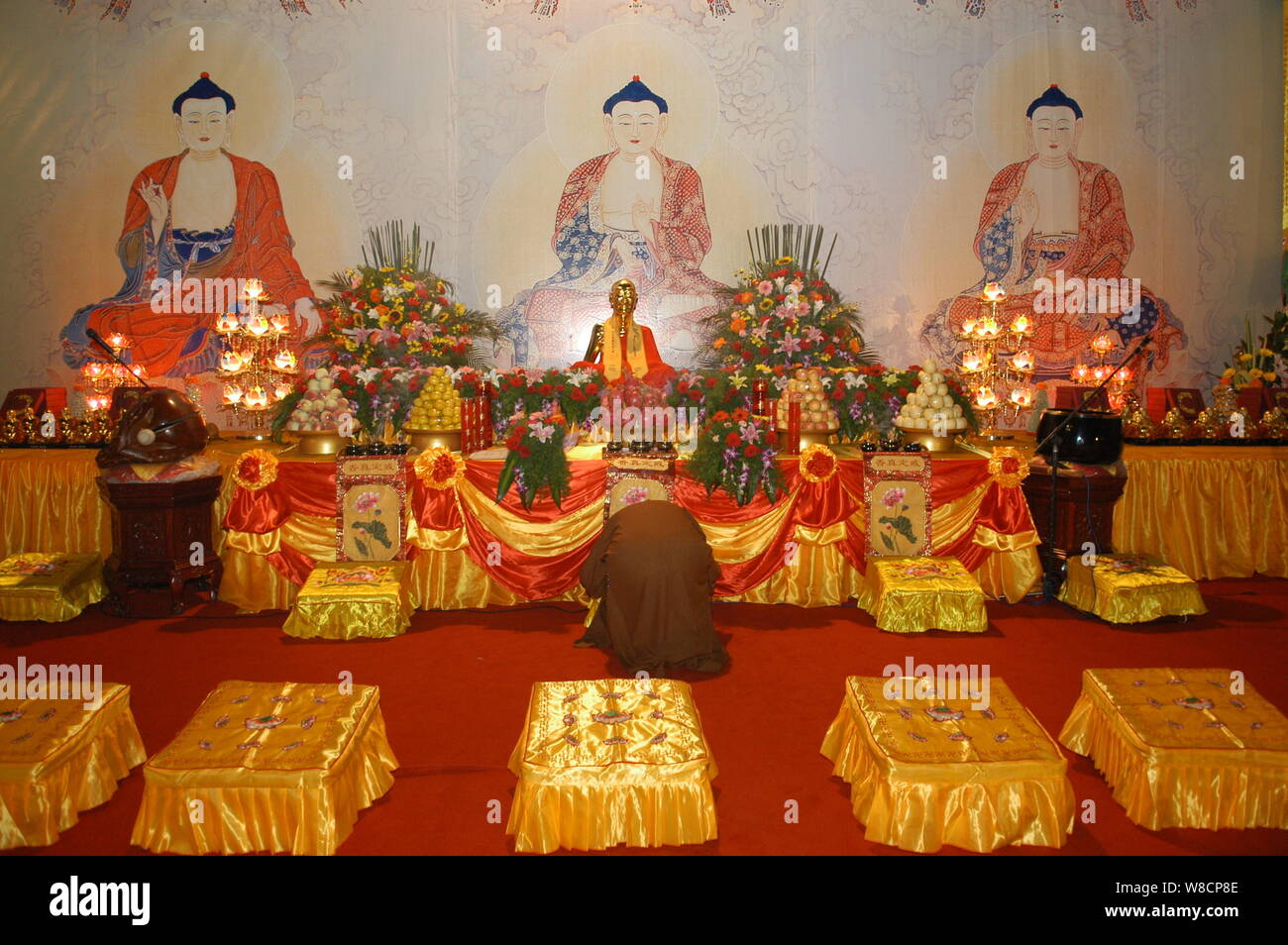 A Chinese Buddhist monk worships the flesh body statue of Cihang Buddha ...