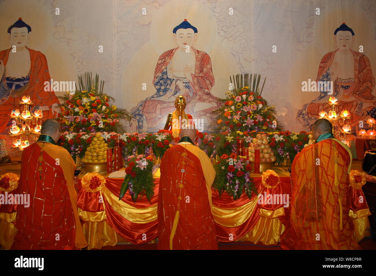 Chinese Buddhist abbots worship the flesh body statue of Cihang Buddha ...