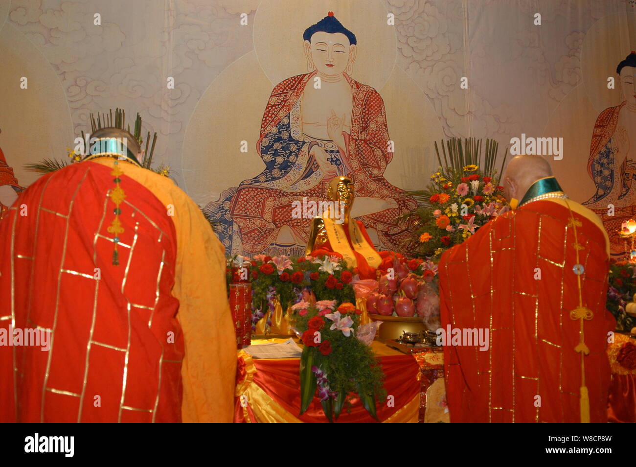 Chinese Buddhist abbots worship the flesh body statue of Cihang Buddha ...