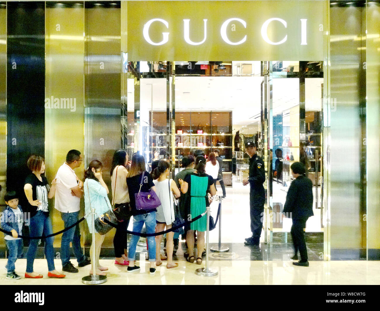 Queue gucci hi-res stock photography and images - Alamy