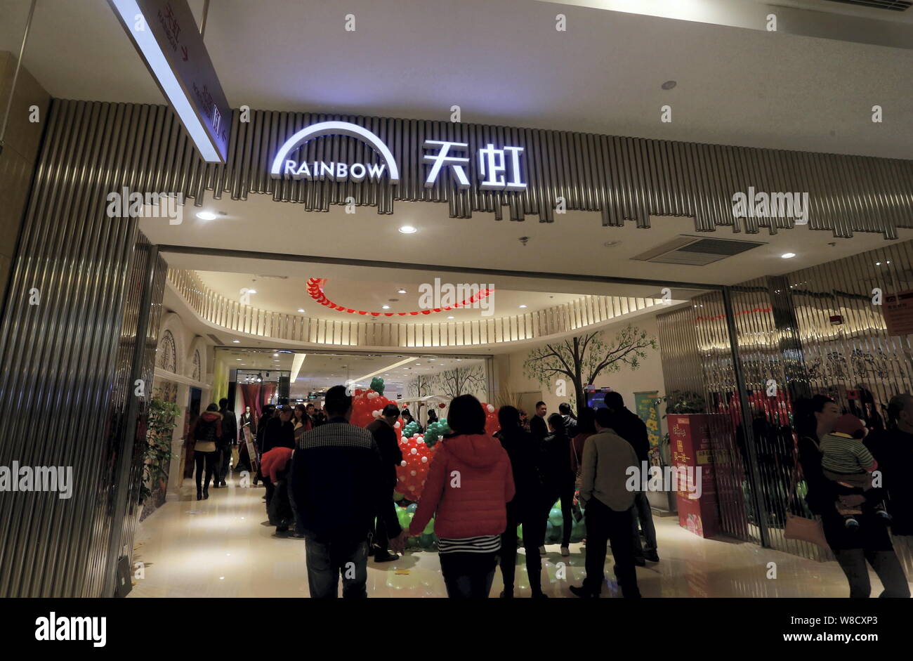 --FILE--Customers visit the Rainbow Department Store in Fuzhou city ...