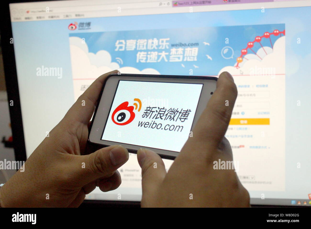 --FILE--A Chinese netizen shows a logo of Weibo, the Twitter-like ...